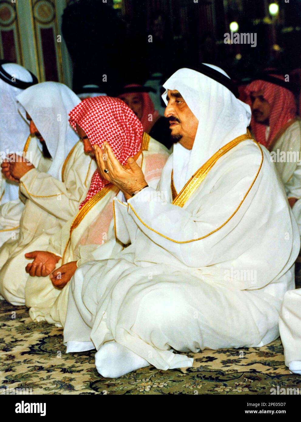** FILE ** Saudi Arabia's King Fahd prays at Prophet Muhammad mosque in ...