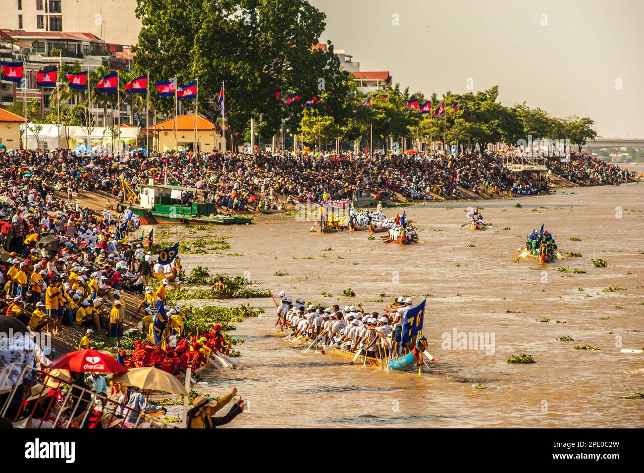 Longboat racing on The Tonle Sap River, The Cambodian Water festival ...