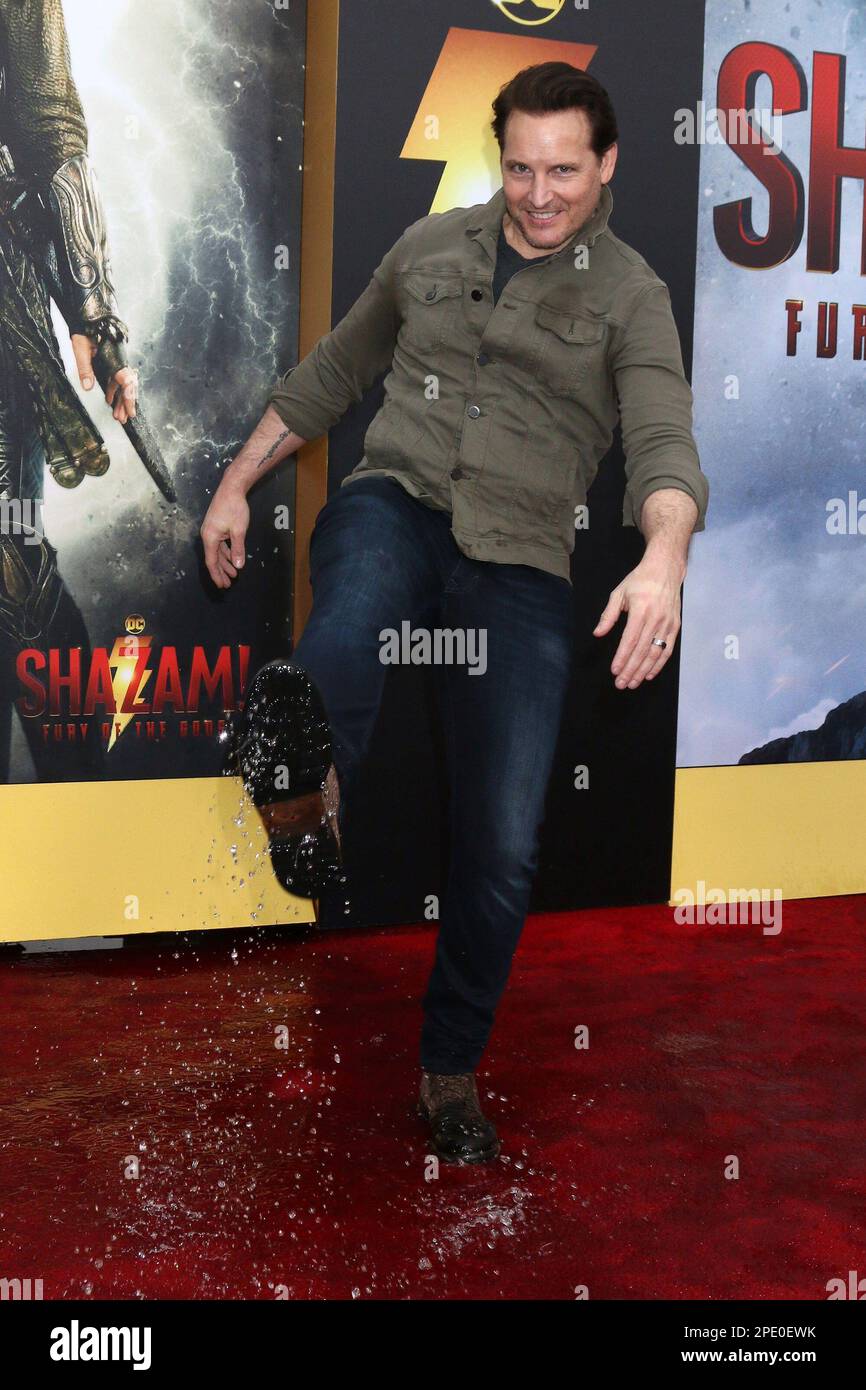 Peter facinelli playing with water on the red carpet hi-res stock ...
