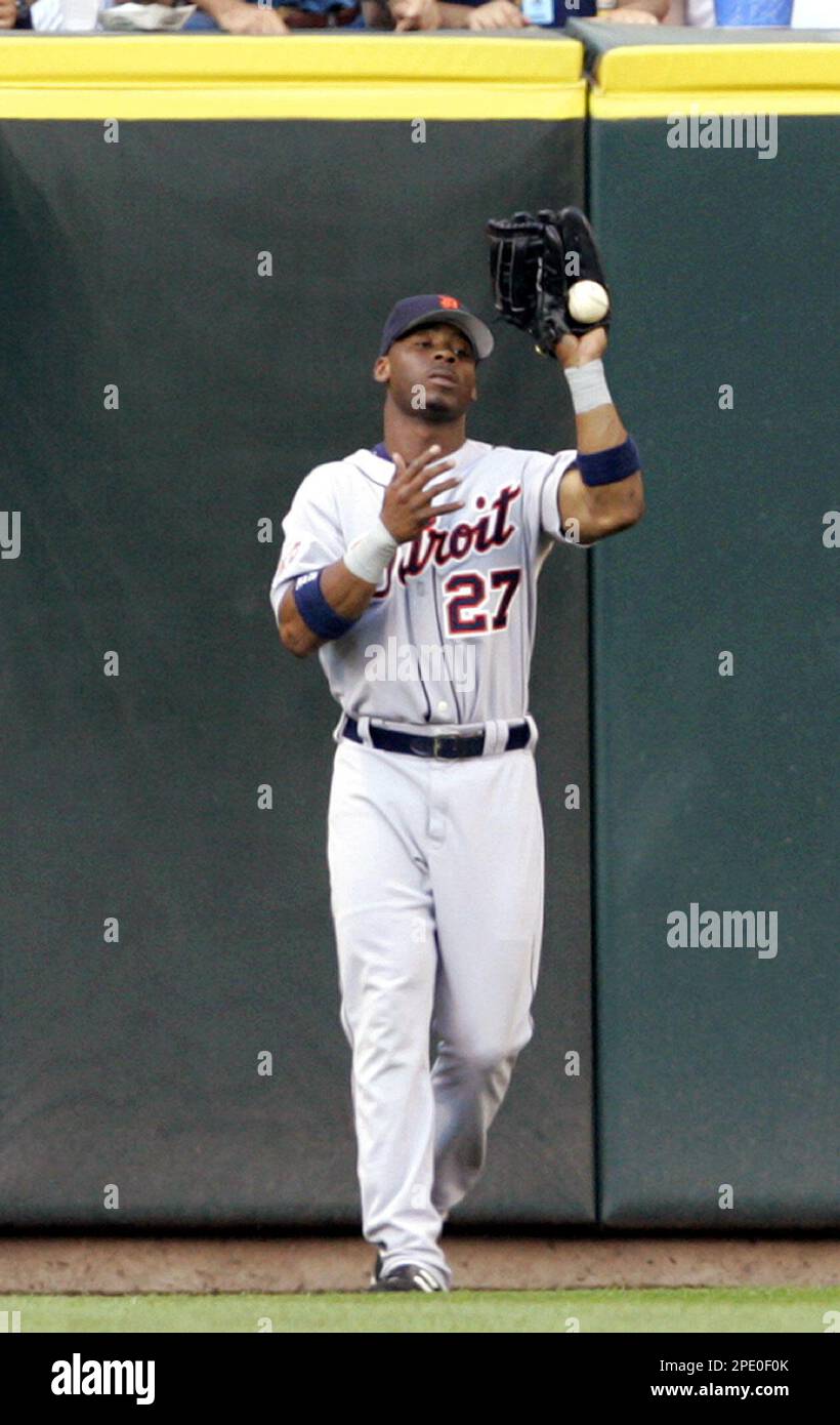 Detroit Tigers center fielder Craig Monroe drops a fly ball from ...