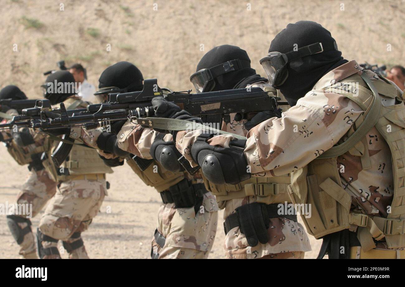 Iraqi special forces perform advancing assault shooting exercises for ...