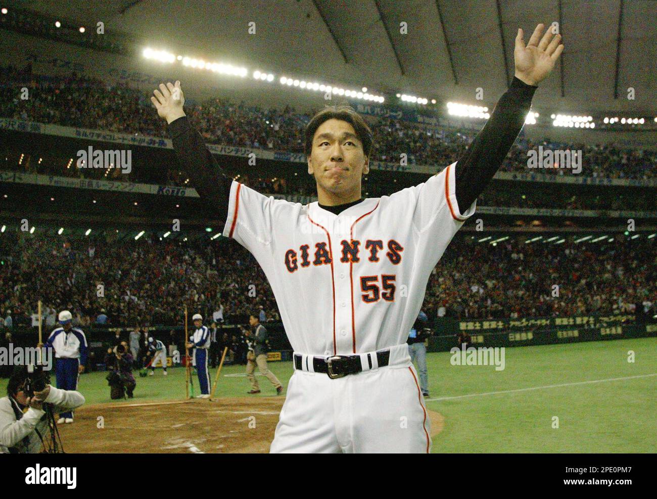** FILE ** Japanese baseball star Hideki Matsui waves goodbye to ...