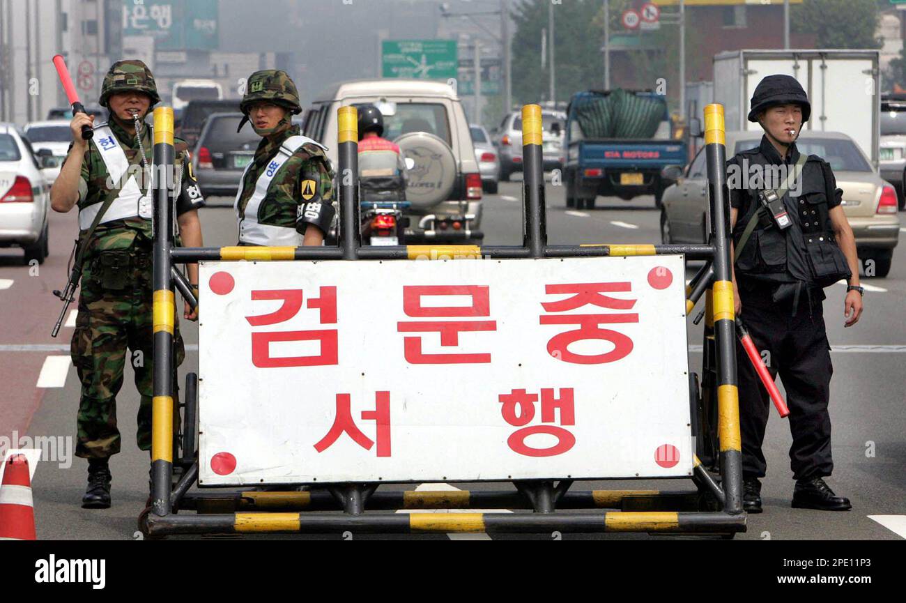 South Korean soldiers guard at check point at Hannam bridge in Seoul ...