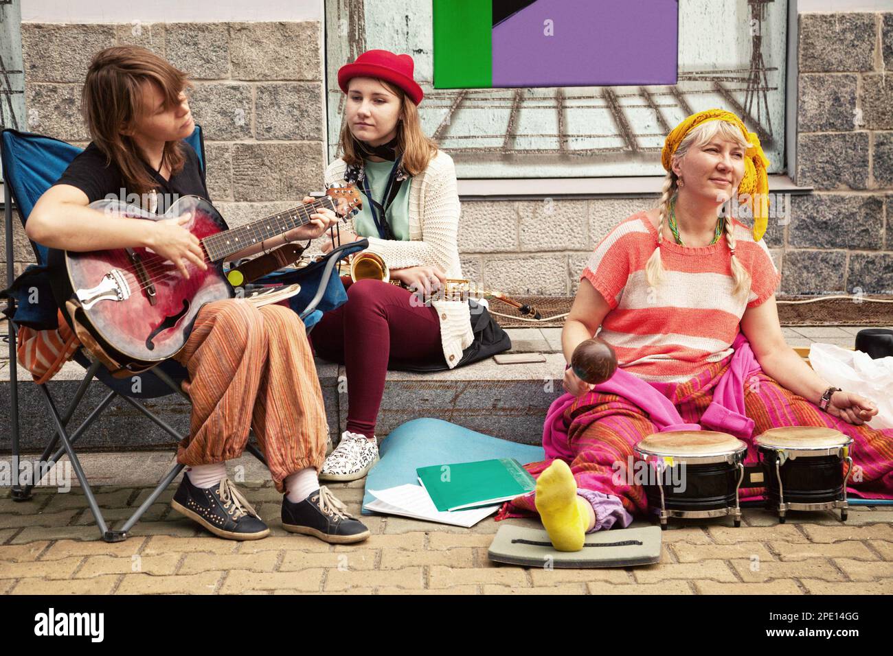 Women performer hi-res stock photography and images - Alamy