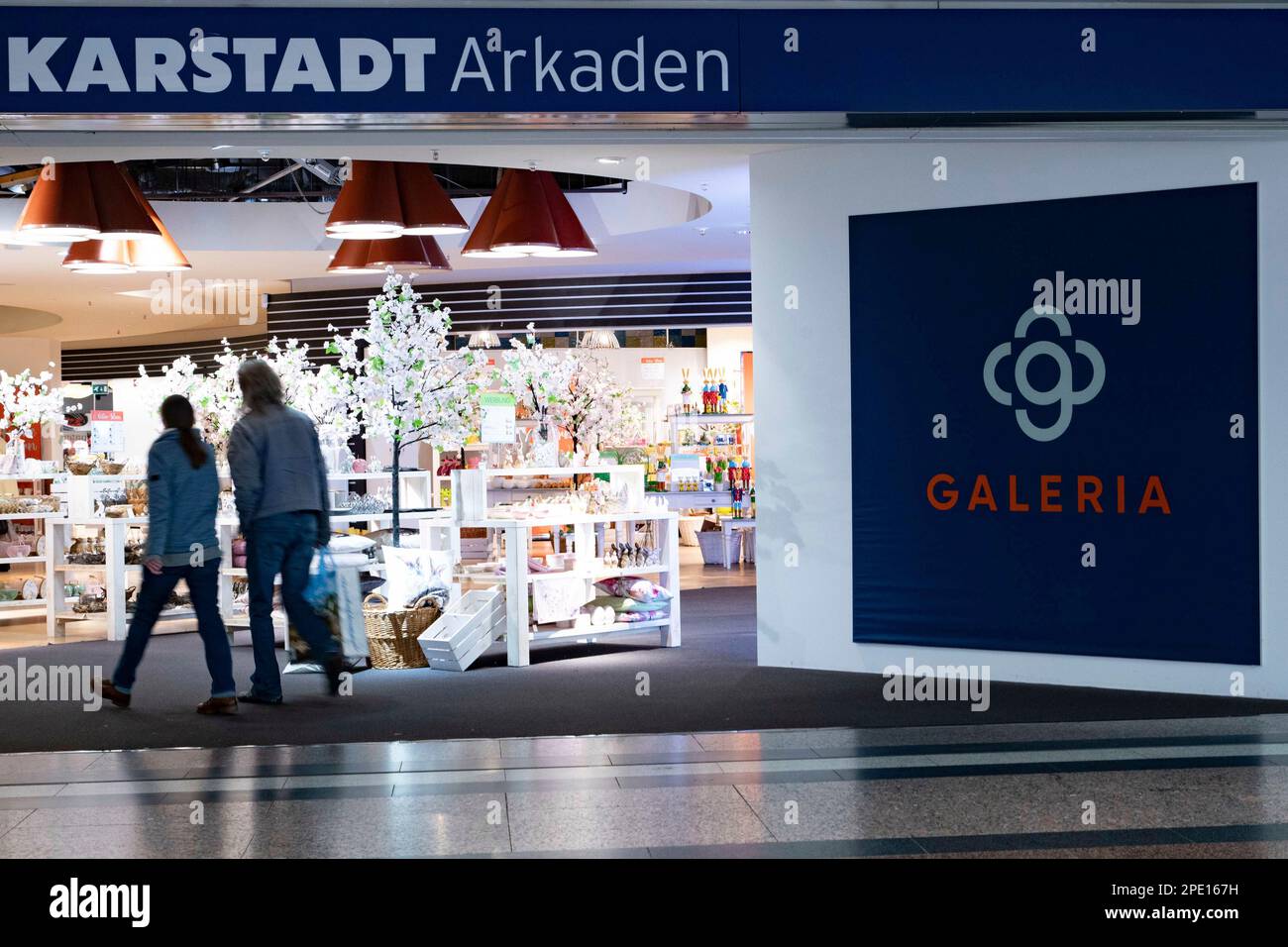 Entrance area of the Karstadt arcades, feature, symbolic photo ...
