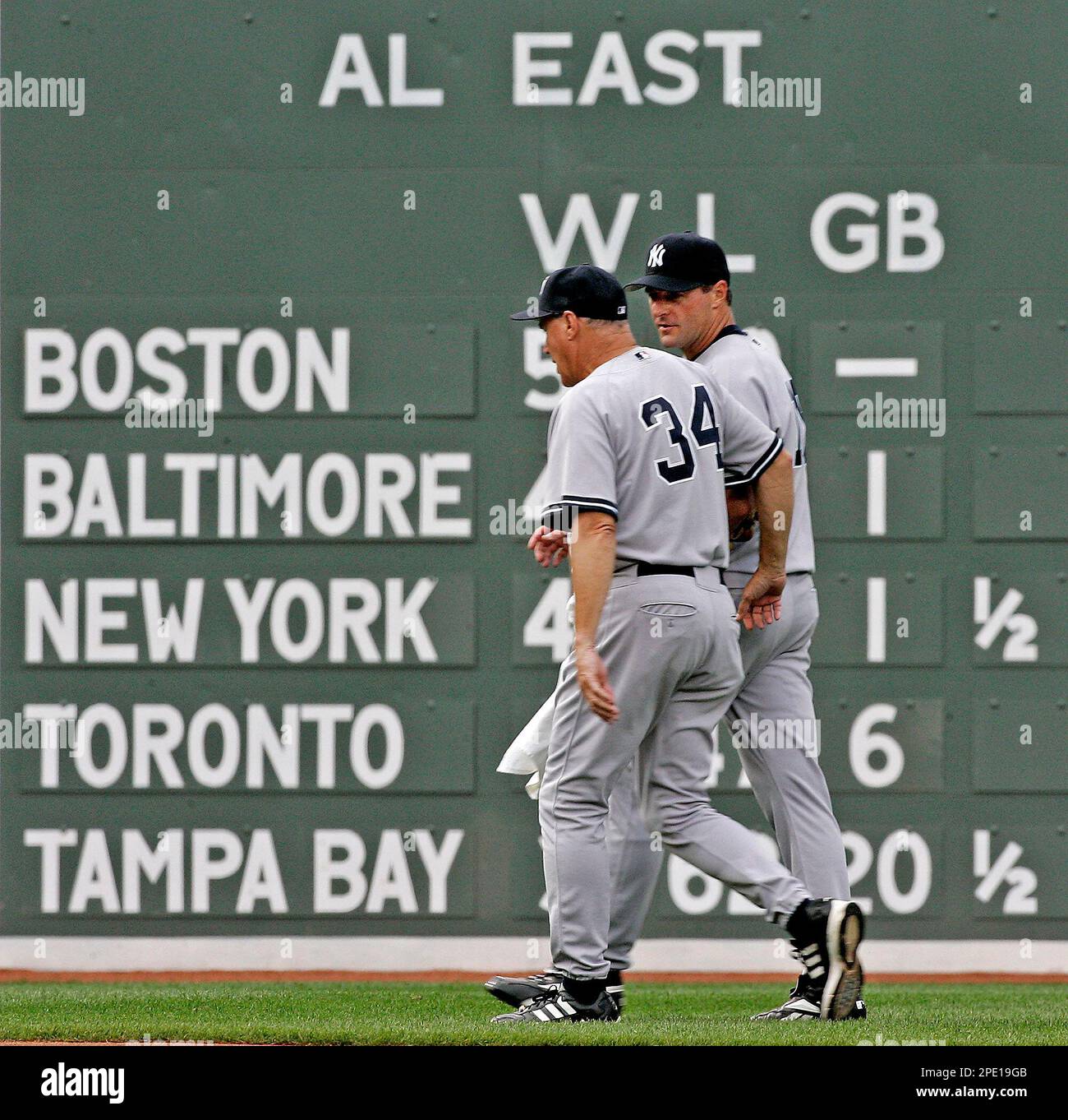 New York Yankees pitcher Al Leiter walks to the dugout with pitching ...