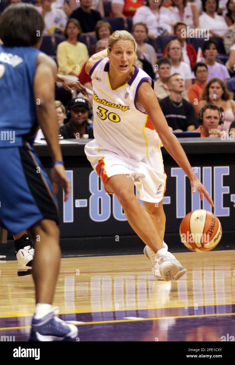 Phoenix Mercury's Anna DeForge (30) drives the lane as Washington ...