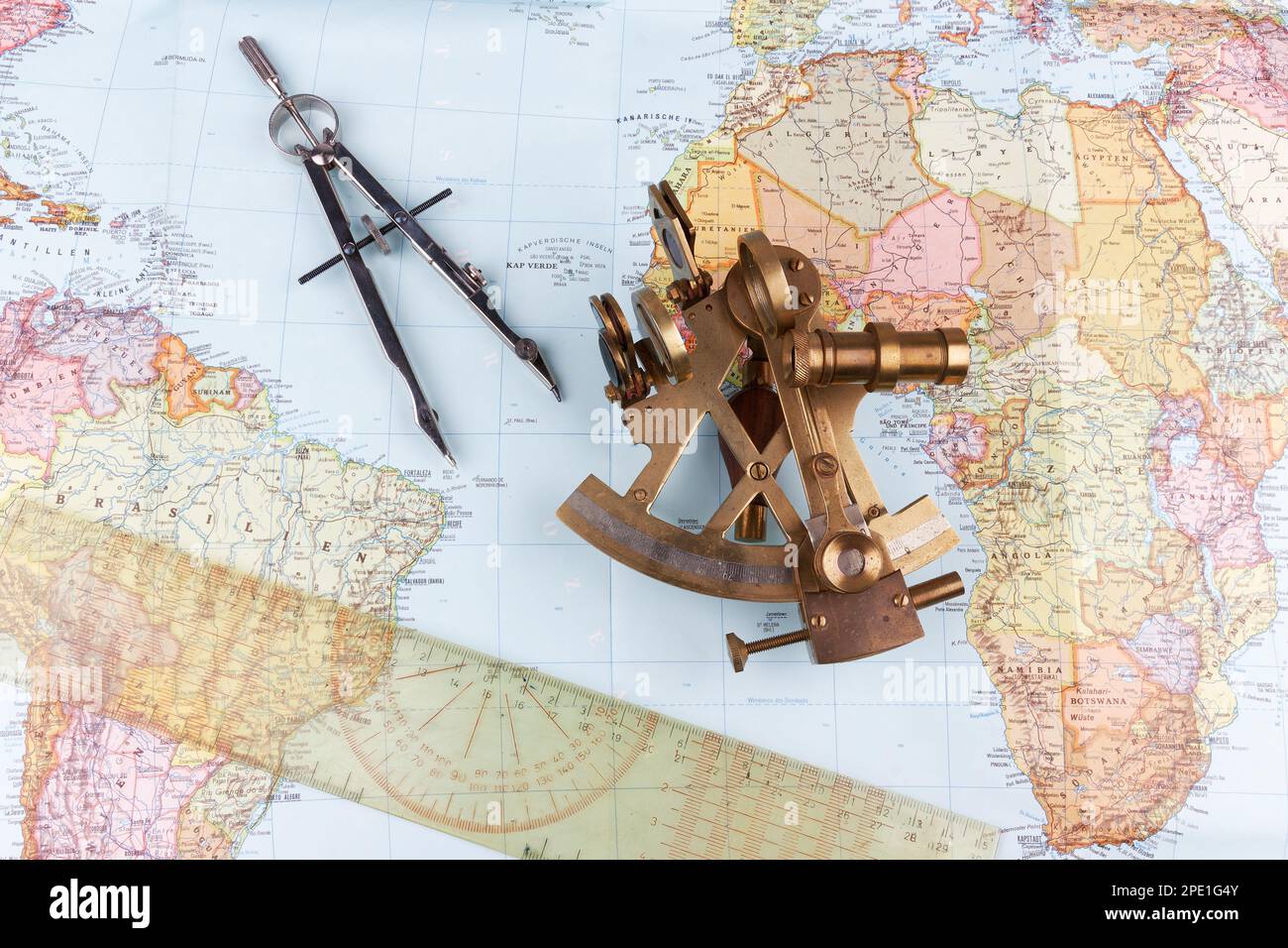 Antique brass compass on map hi-res stock photography and images - Alamy