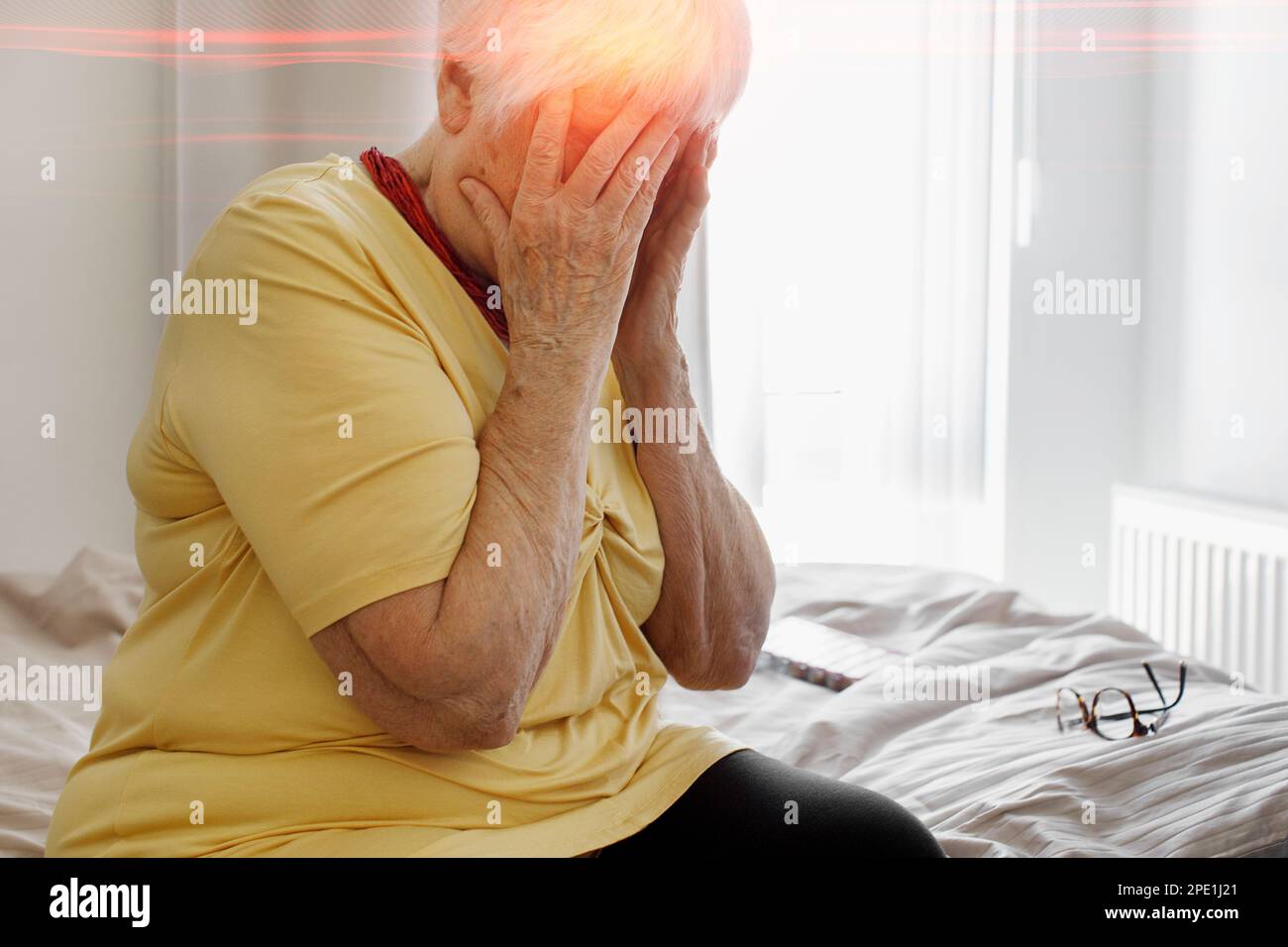 Äldre kvinna håller händerna om sitt huvud Stock Photo - Alamy