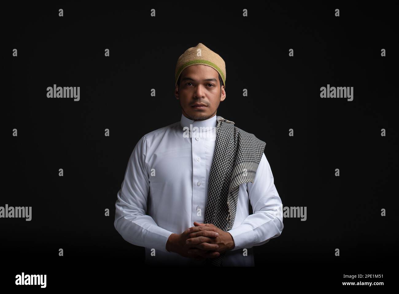 Muslim man traditional clothing hi-res stock photography and images - Alamy