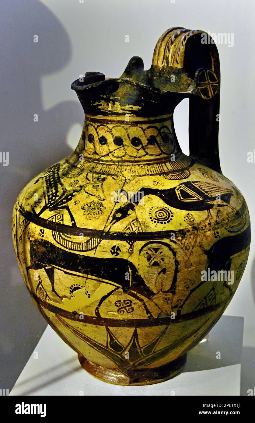 Terracotta trefoil oenochoe hi-res stock photography and images - Alamy