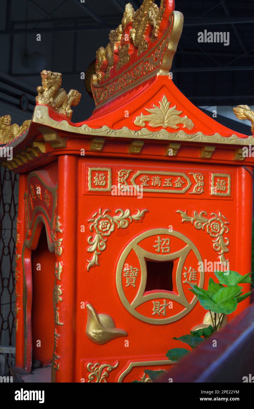 Malaysia, Melaka, Malacca, roadside chinese shrine Stock Photo - Alamy