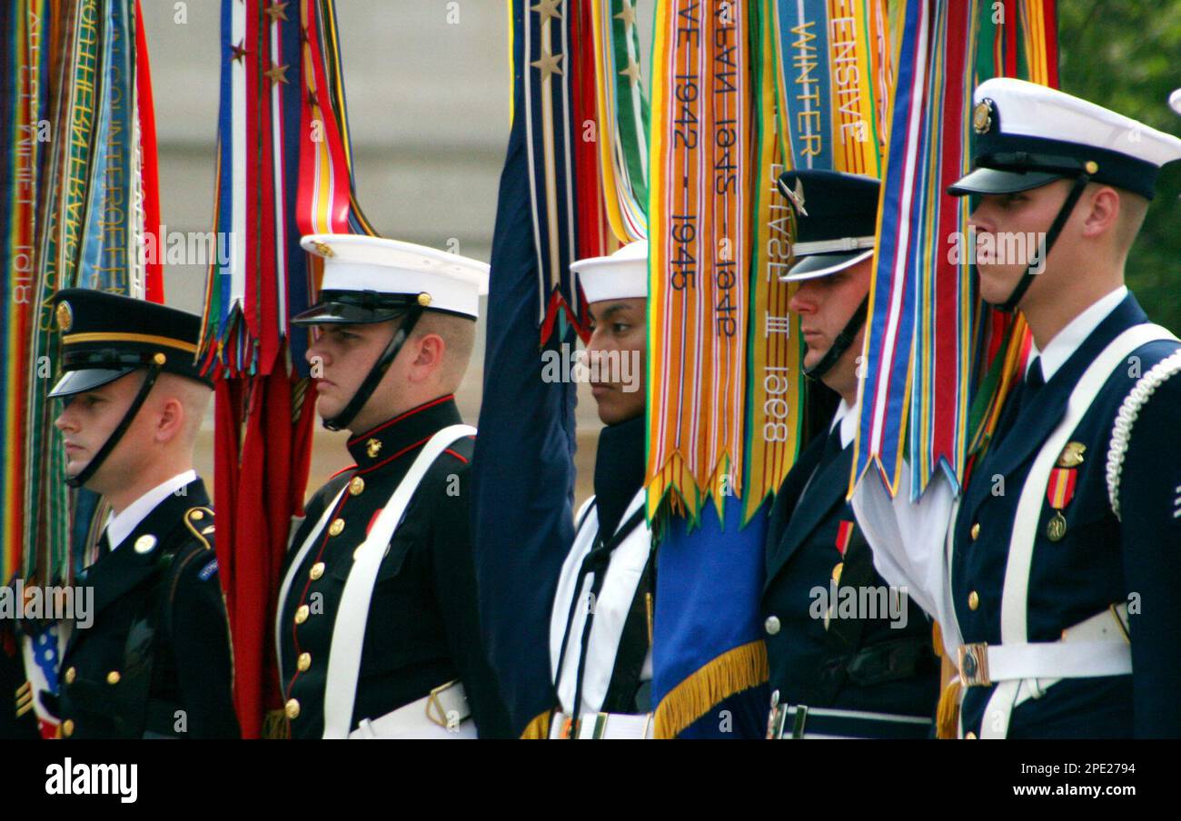 A color guard leads off America's 2005 Independence Day Parade in ...