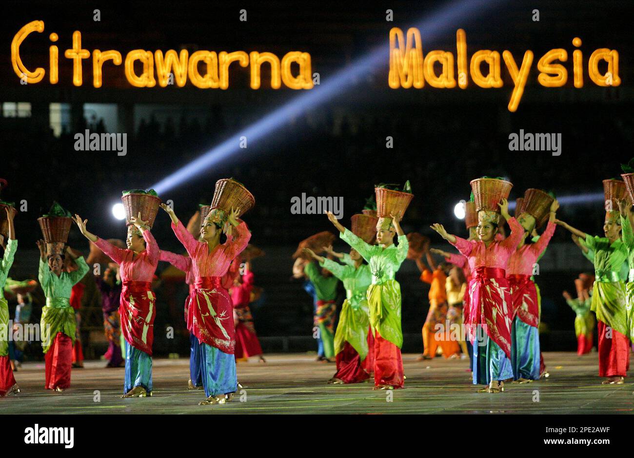 Malaysian dancers perform during the Citrawarna Malaysia (Colours of ...