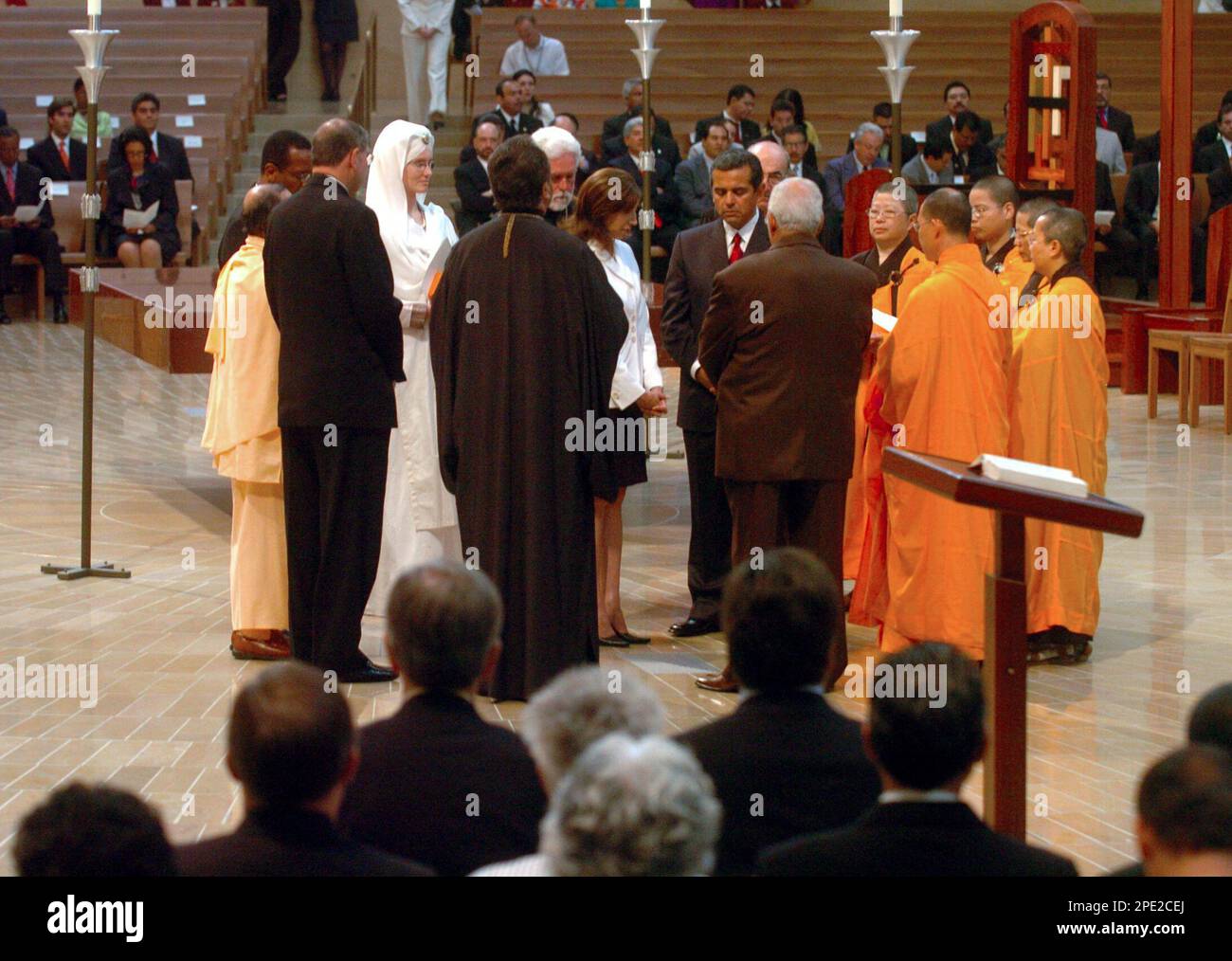 Mayor-elect Antonio Villaraigosa and his wife, Corina, pray during a ...