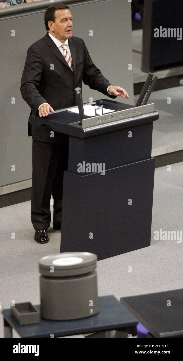 Die Wahlurne, Vordergrund, steht bereit, waehrend Bundeskanzler Gerhard ...