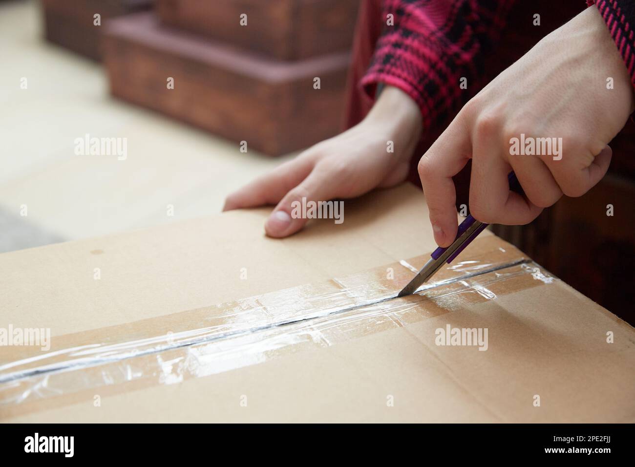Open a box hi-res stock photography and images - Alamy