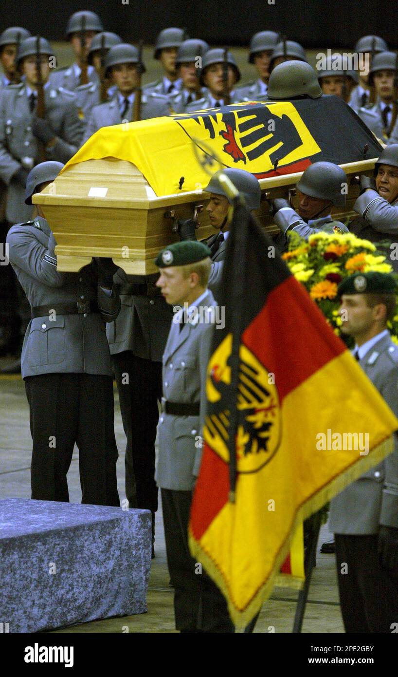 Bundeswehrsoldaten tragen am Mittwoch, 29. Juni 2005, auf dem ...