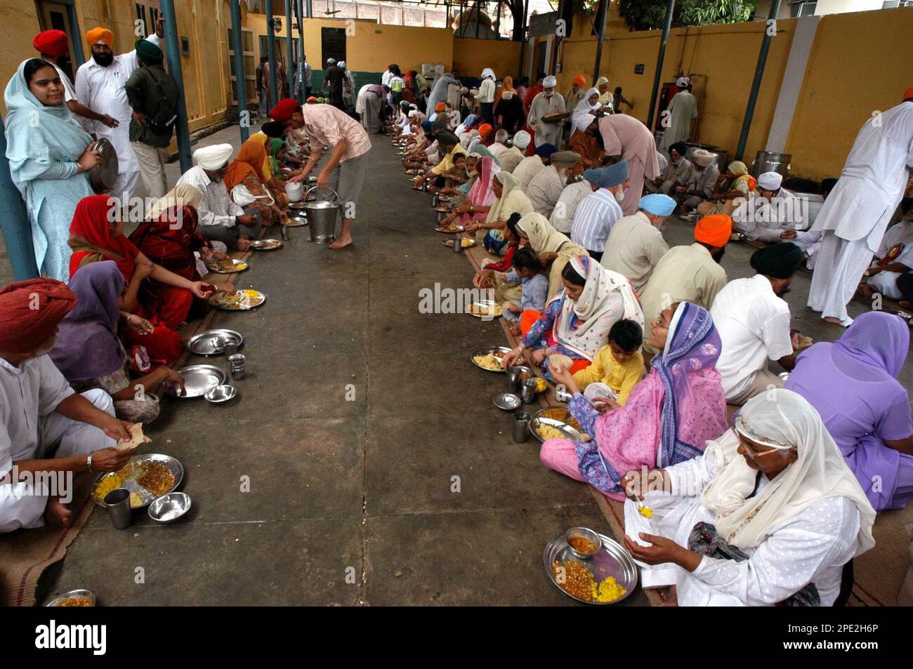 Indian Sikh pilgrims enjoy meal with their Pakistani brethren at Sikh ...