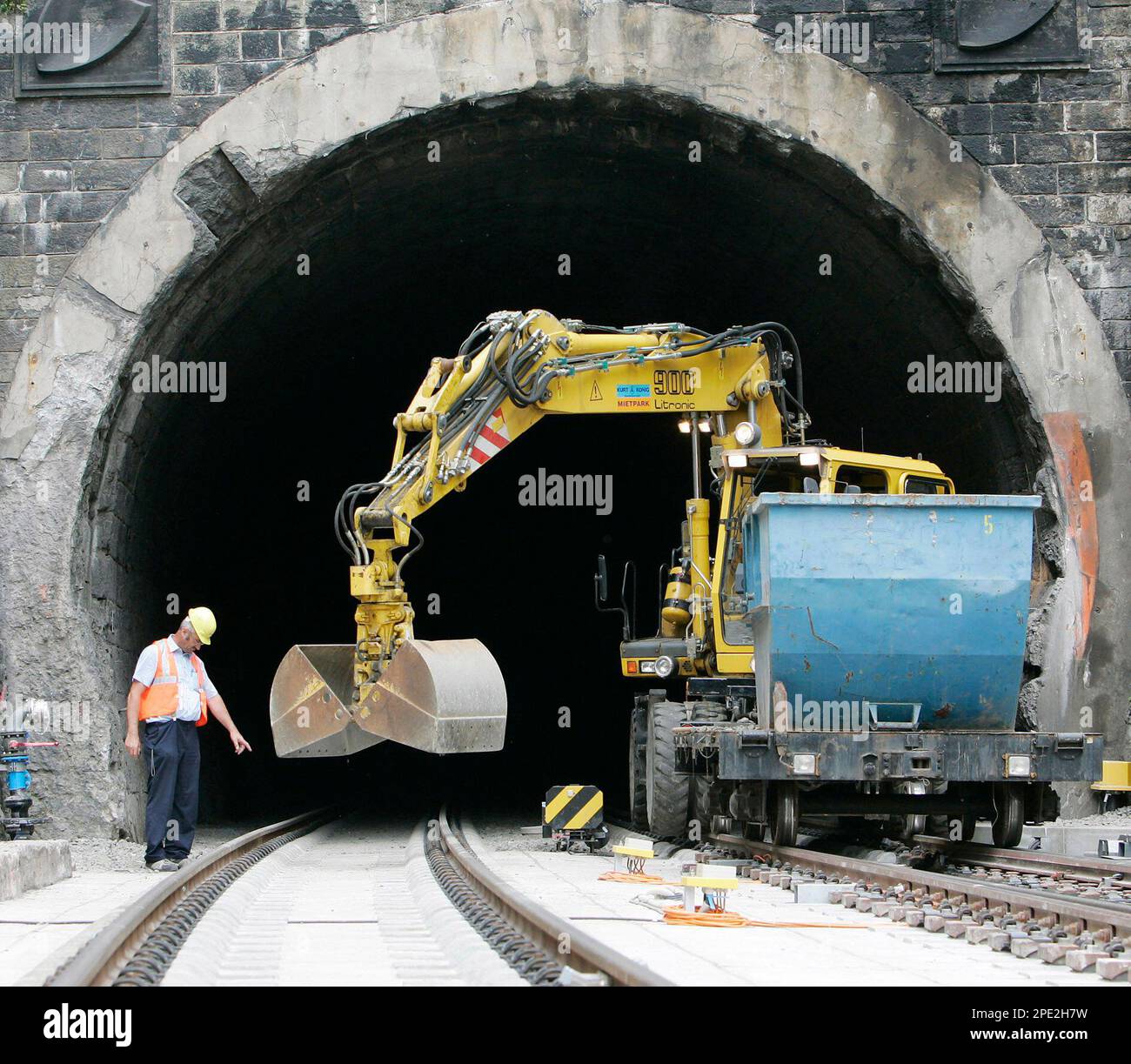 Elektromeister Hartmut Weiss weist einen Bagger ein vor dem ...