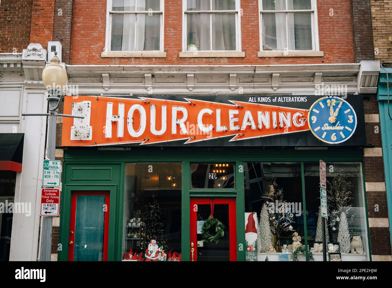 Cleaners business sign hi-res stock photography and images - Alamy