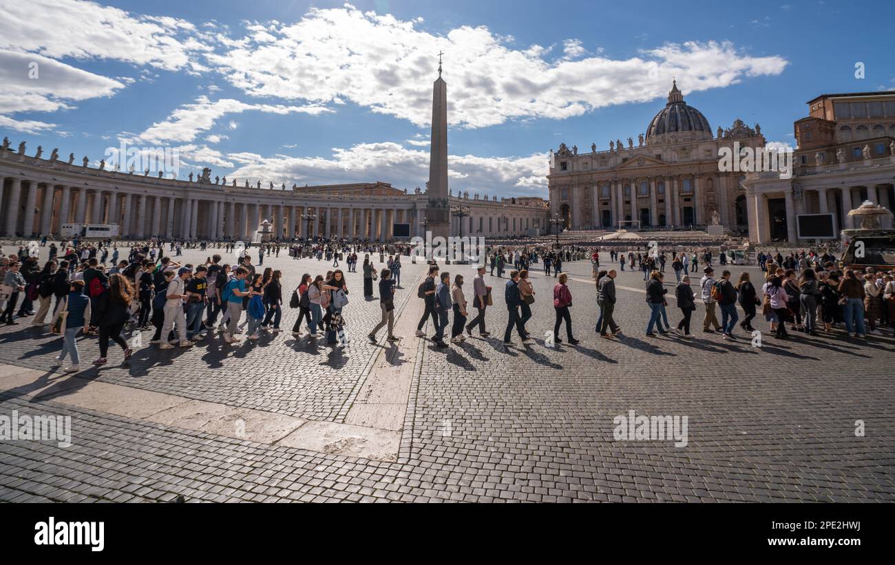 Rome, Italy. 15 March 2023. Crowds of tourists enjoying the spring ...