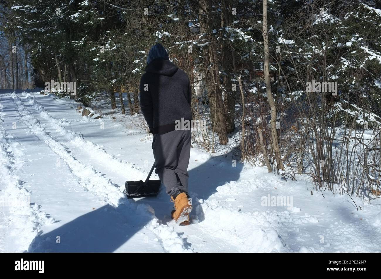 Cleaning driveway hi-res stock photography and images - Alamy