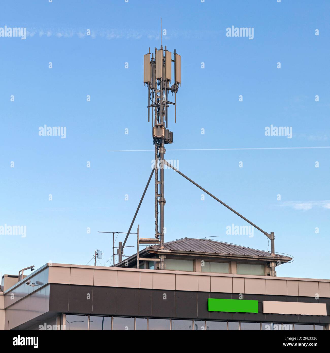 Mobile Cell Tower Mast at Top of Building Roof Stock Photo - Alamy