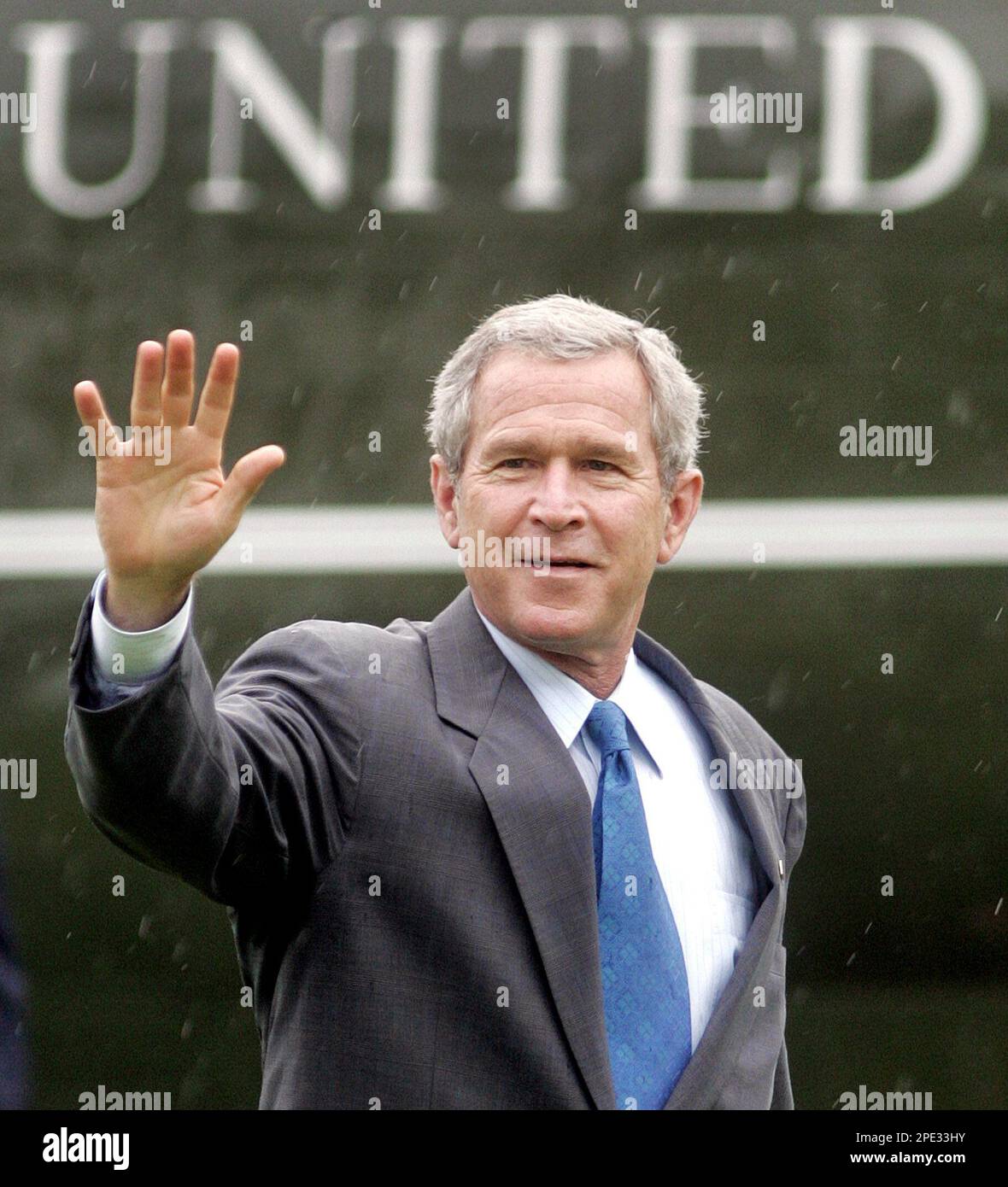 President Bush walks in the rain as he returns to the White House ...
