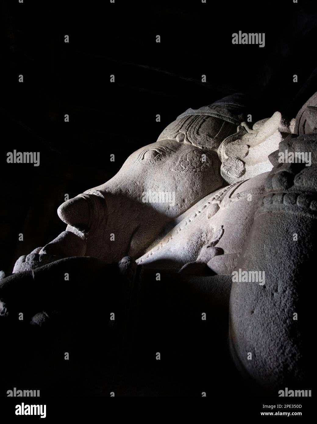 Kadalekalu Ganesha Temple in Hampi has a huge statue of Lord Ganesha ...