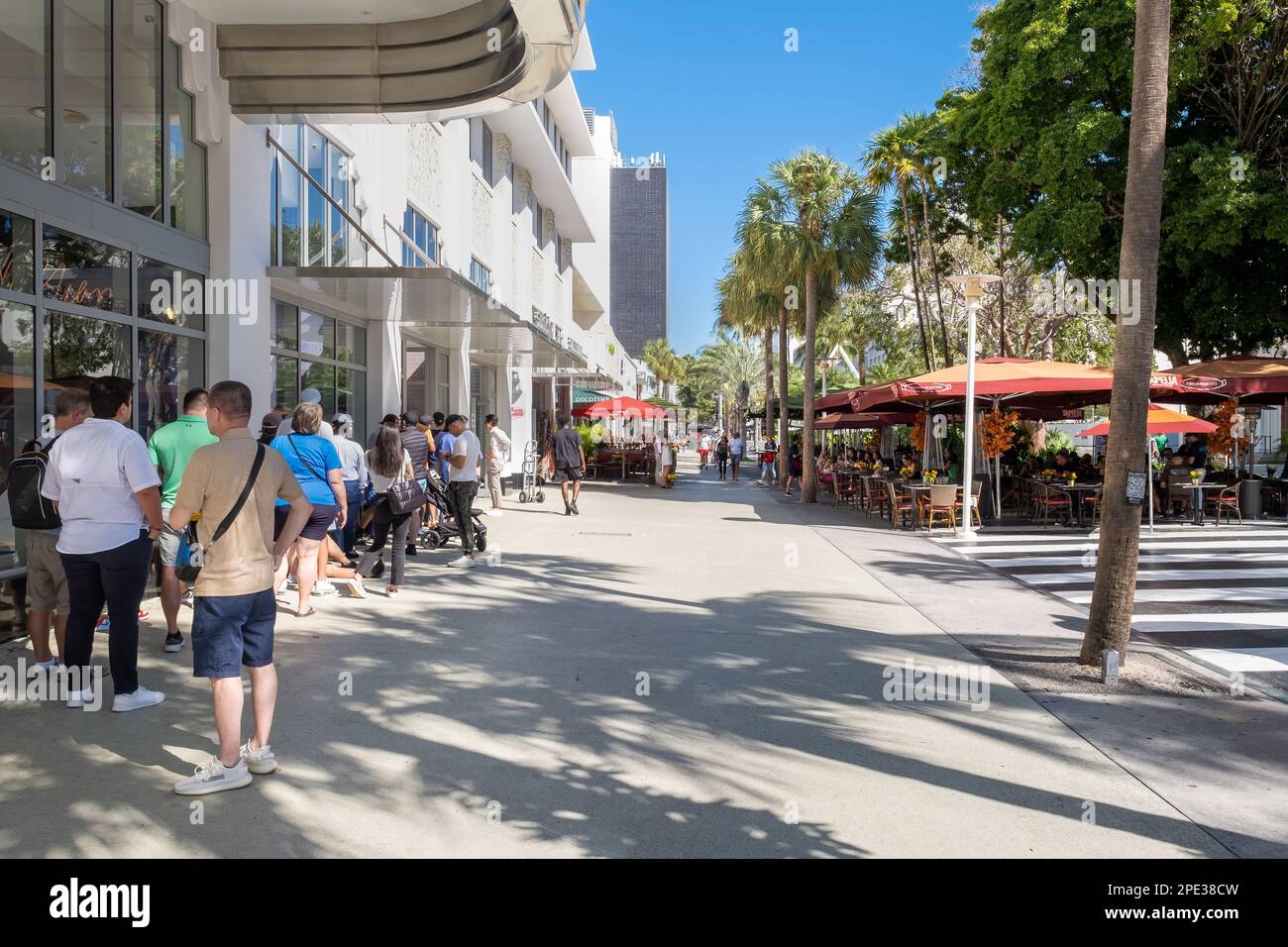 Restaurants and shops at the Lincoln Road boulevard in Miami Beach ...