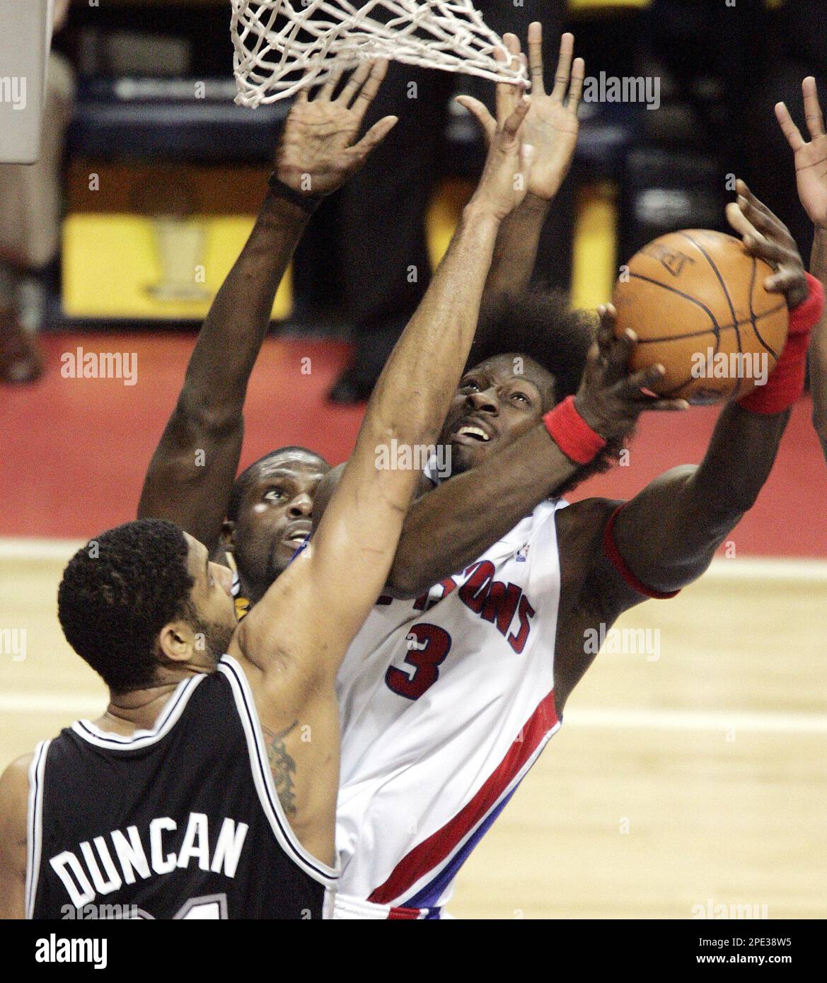 Detroit Pistons' Ben Wallace (3) goes to the basket as San Antonio ...
