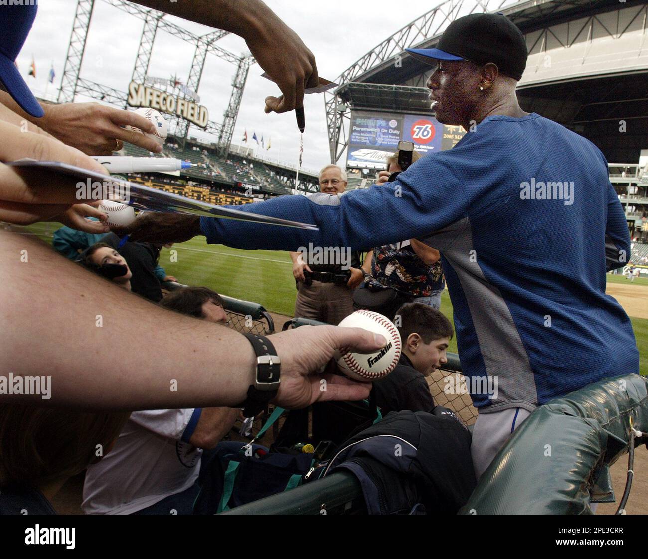 New York Mets' Mike Cameron signs autographs for fans Friday, June 17 ...