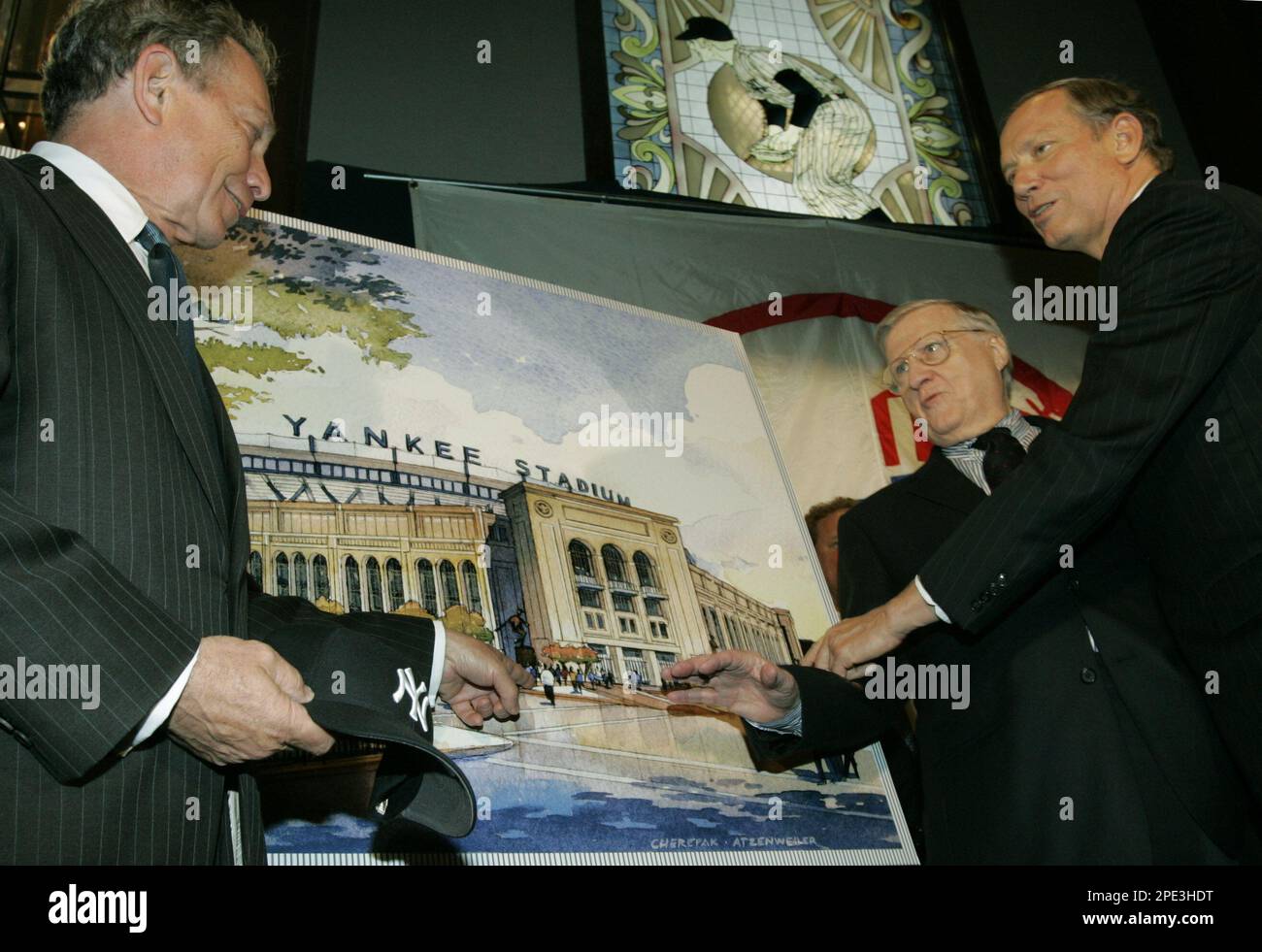 New York Mayor Michael Bloomberg, left, joins New York Yankees ...