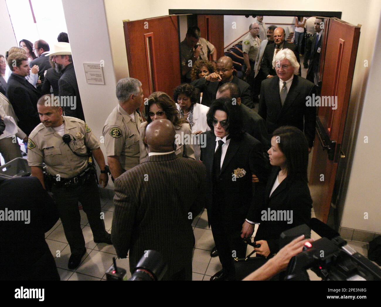Michael Jackson, center right, and defense attorneys Susan Yu, right ...