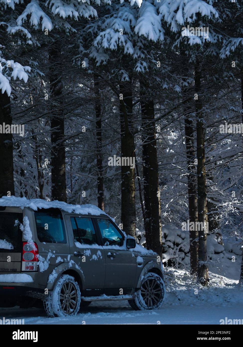 Land rover in the snow Stock Photo - Alamy