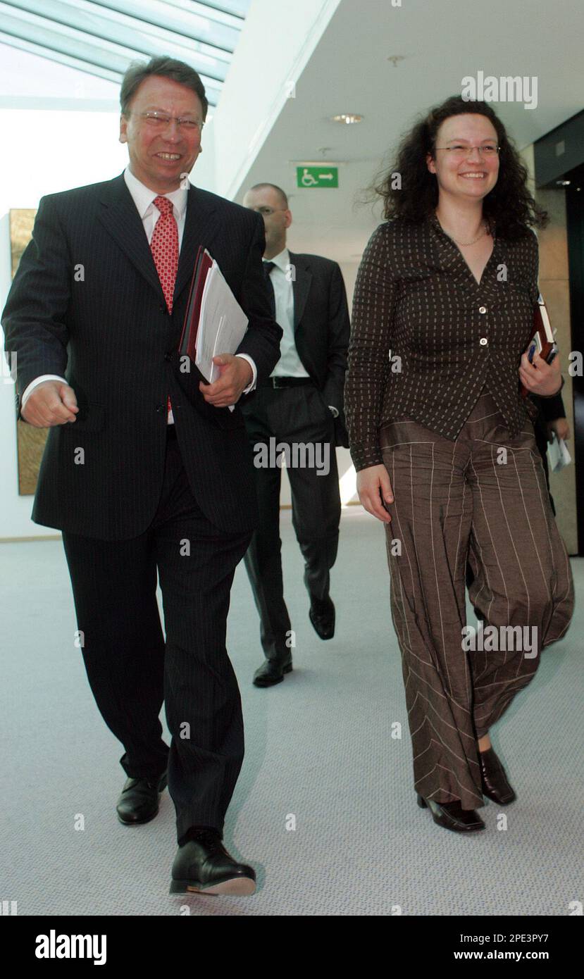 SPD-Generalsekretaer Klaus Uwe Benneter, links, und die Politikerin ...