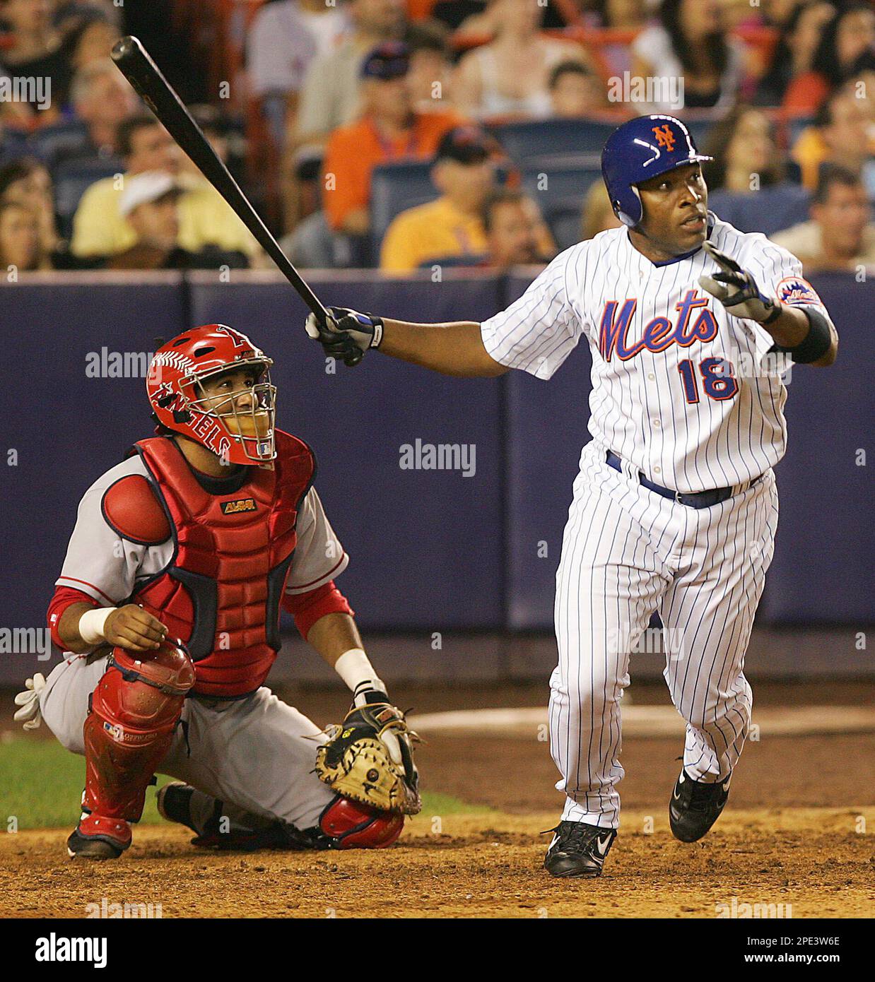 New York Mets' pinch hitter Marlon Anderson, right, watches the inside ...