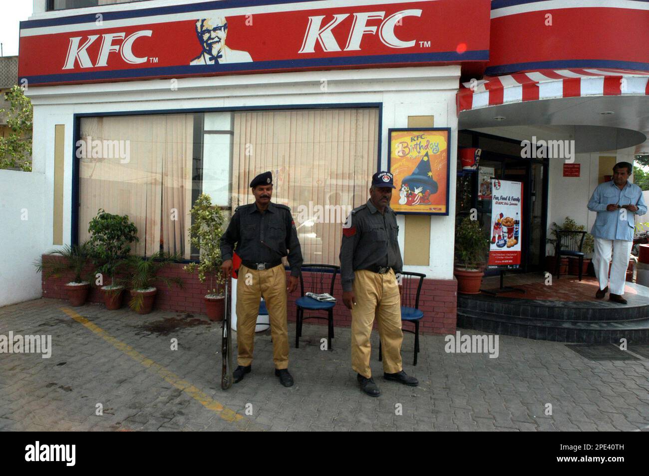 Pakistani police officers guard the American food chain restaurant ...