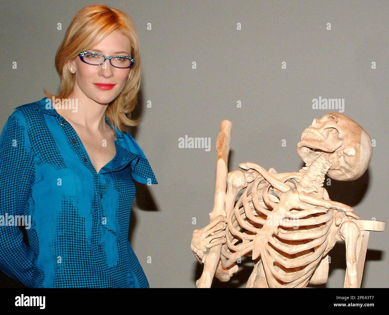 ** RECROP ** Australian actress Kate Blanchett stands next to the ...