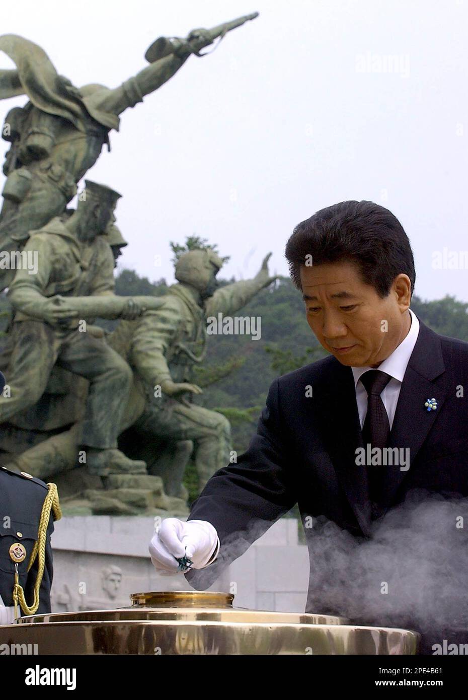 South Korean President Roh Moo-Hyun pays his respects to the Korean War ...