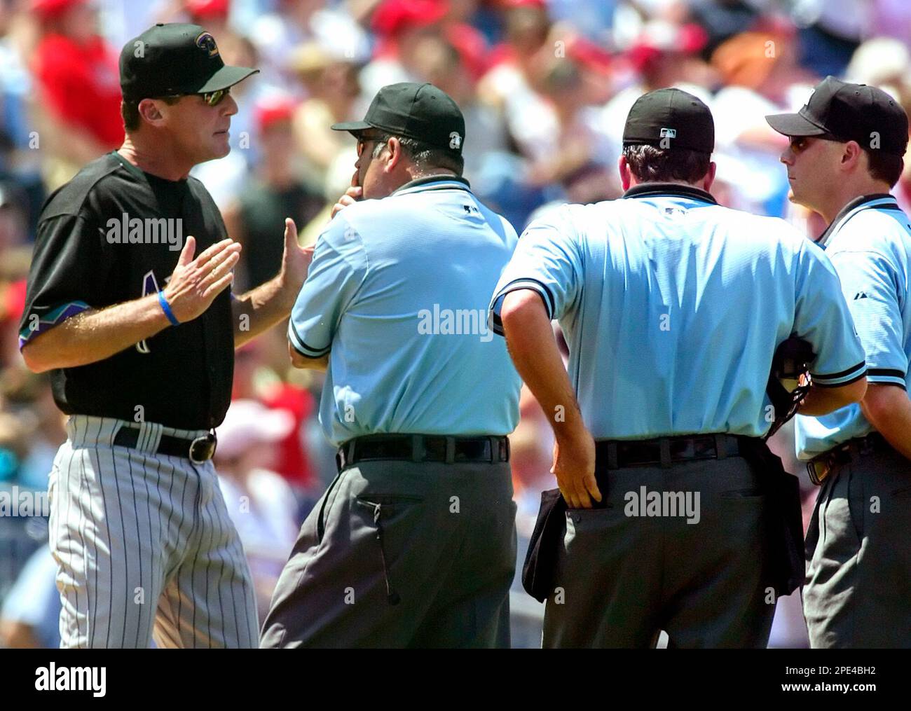 Arizona Diamondbacks manager Bob Melvin, left, argues with umpires ...