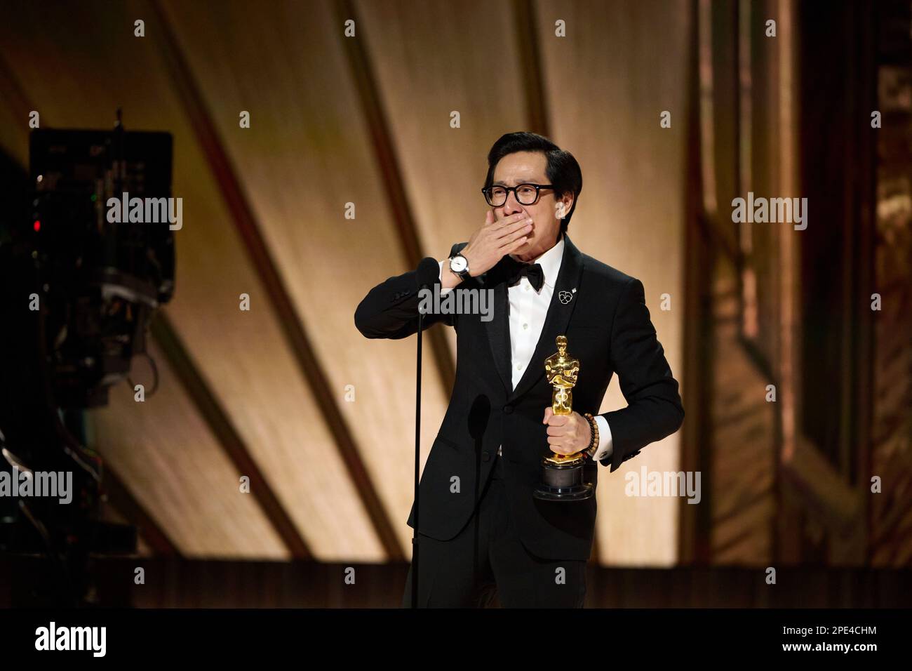Ke Huy Quan wins the Oscar for Best Supporting Actor for Everything ...