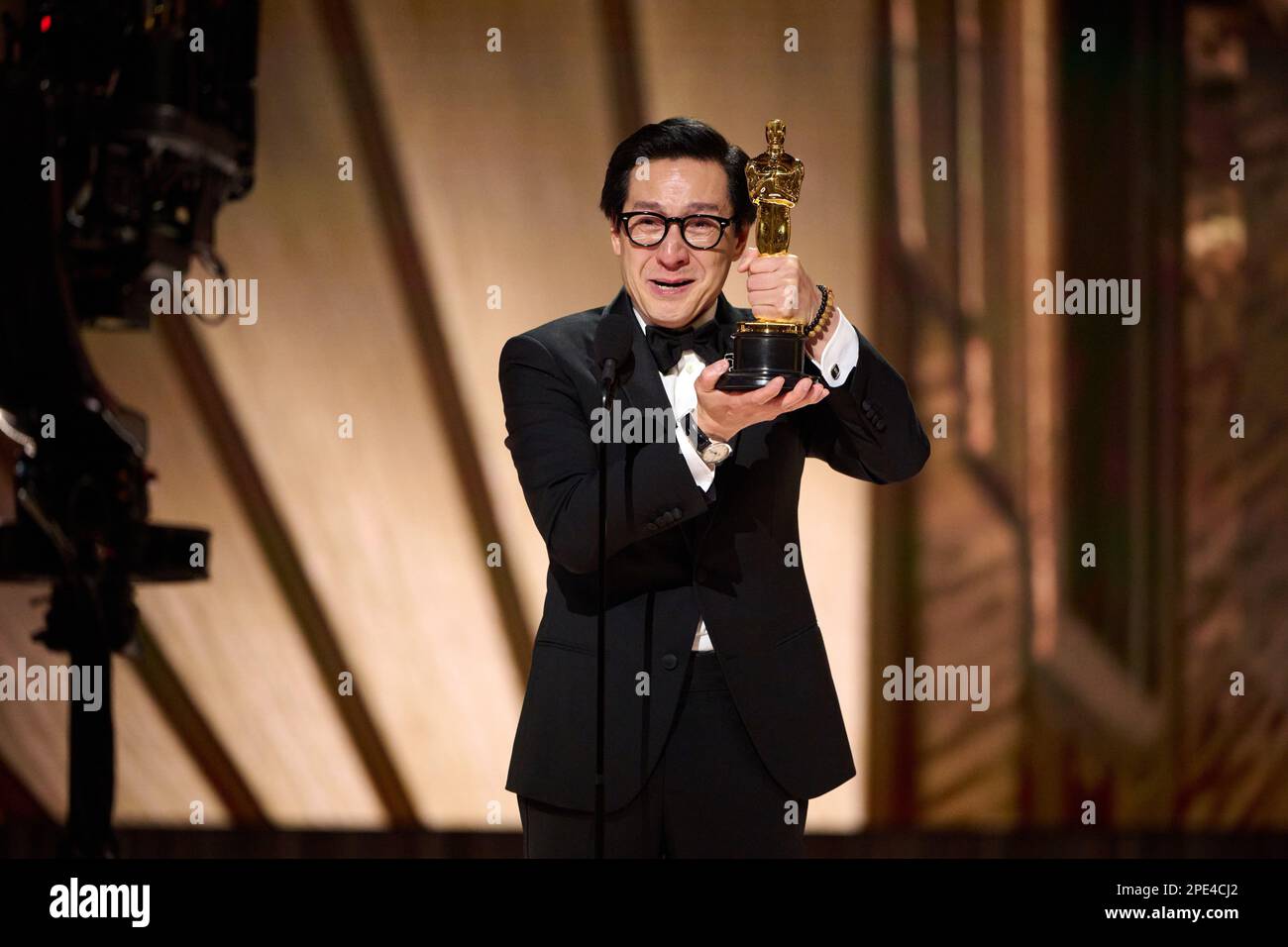 Ke Huy Quan wins the Oscar for Best Supporting Actor for Everything ...