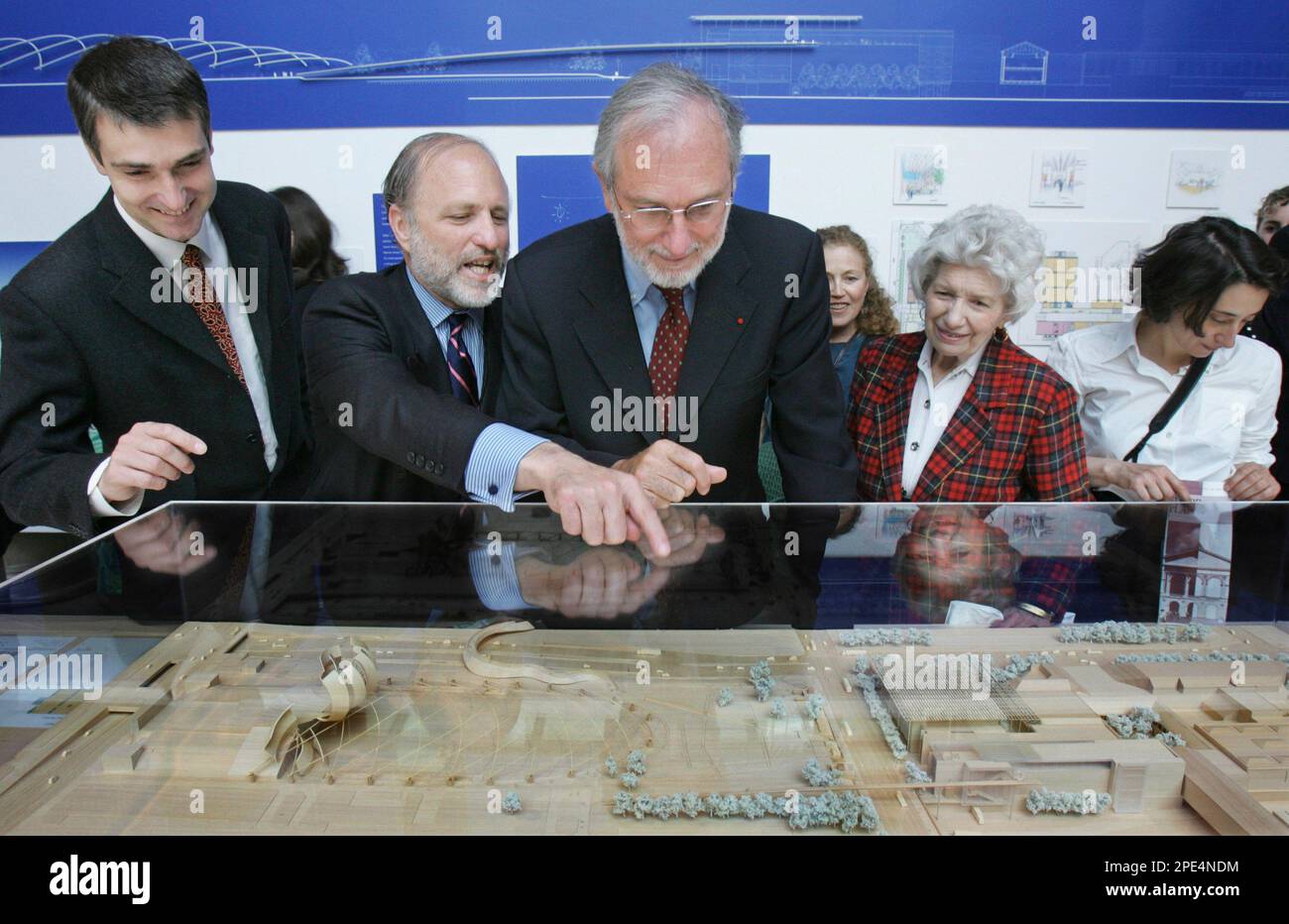 Architect Renzo Piano, center, and James, Cuno, president of the Art ...