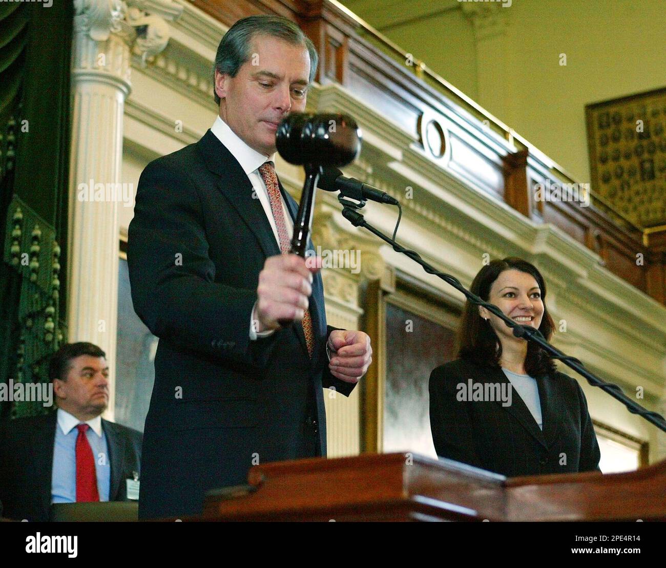 Texas Lt. Gov. David Dewhurst brings down the gavel to declare "Sine ...