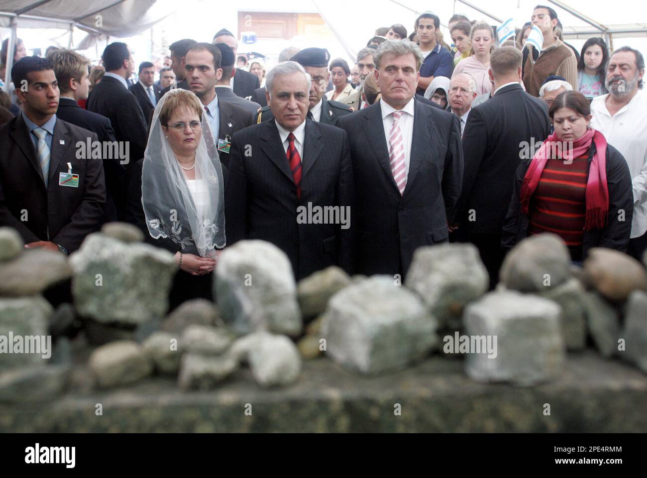 Der israelische Praesident Moshe Katzav, Mitte, seine Frau Gila, 2.v.l ...