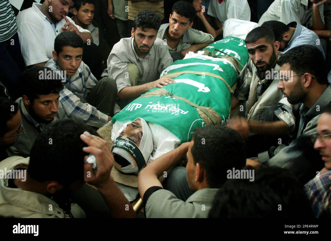 **EDS NOTE GRAPHIC CONTENT** Palestinians mourn over the body of ...