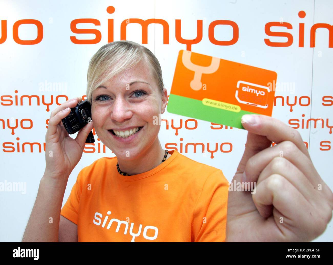 Eine junge Frau haelt am Montag, 30. Mai 2005, eine SIM-Karte des neuen ...