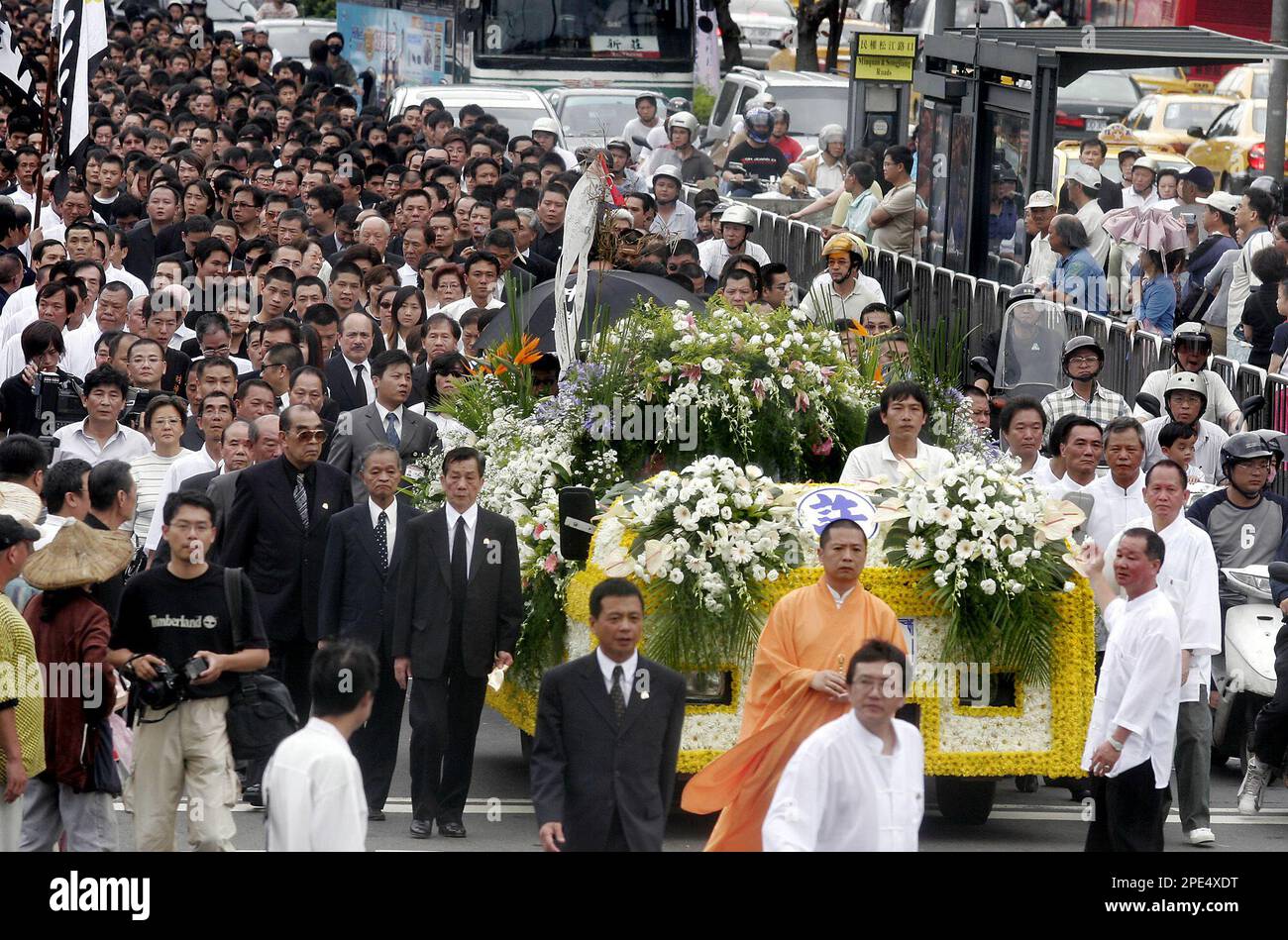 Hundreds of mourners walk behind the coffin of gangster Hsu Hai-ching ...